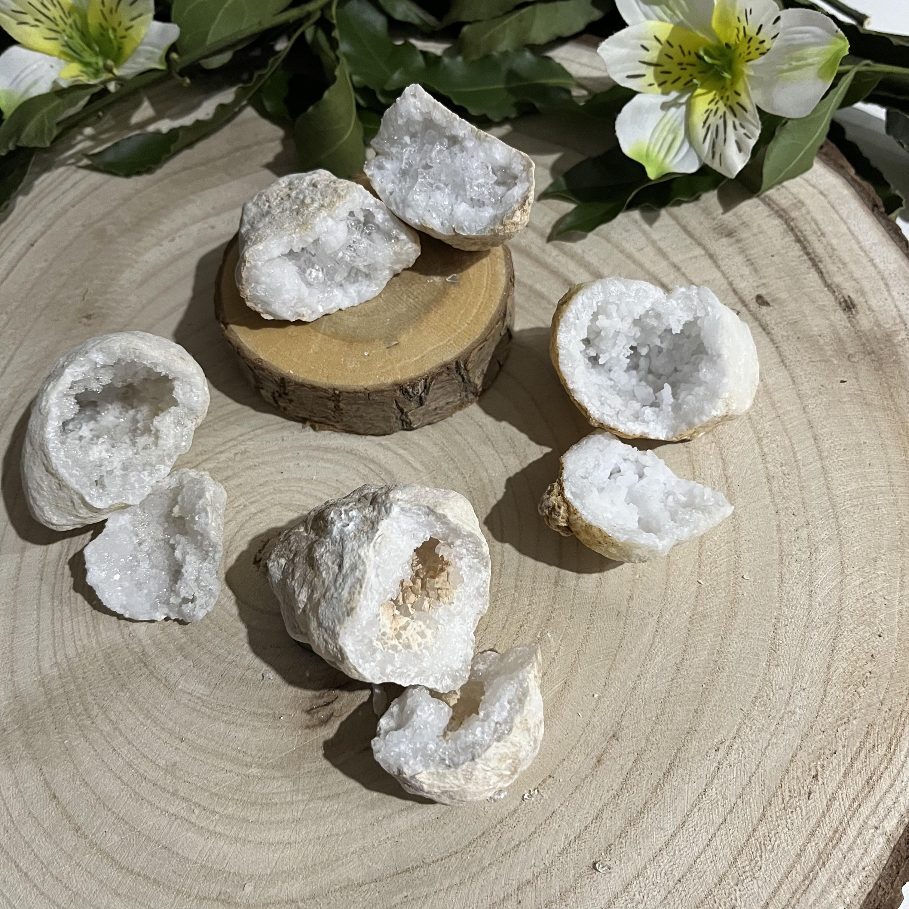 Géode de Cristal de Roche: Un Trésor de la Nature - Aura de Roche